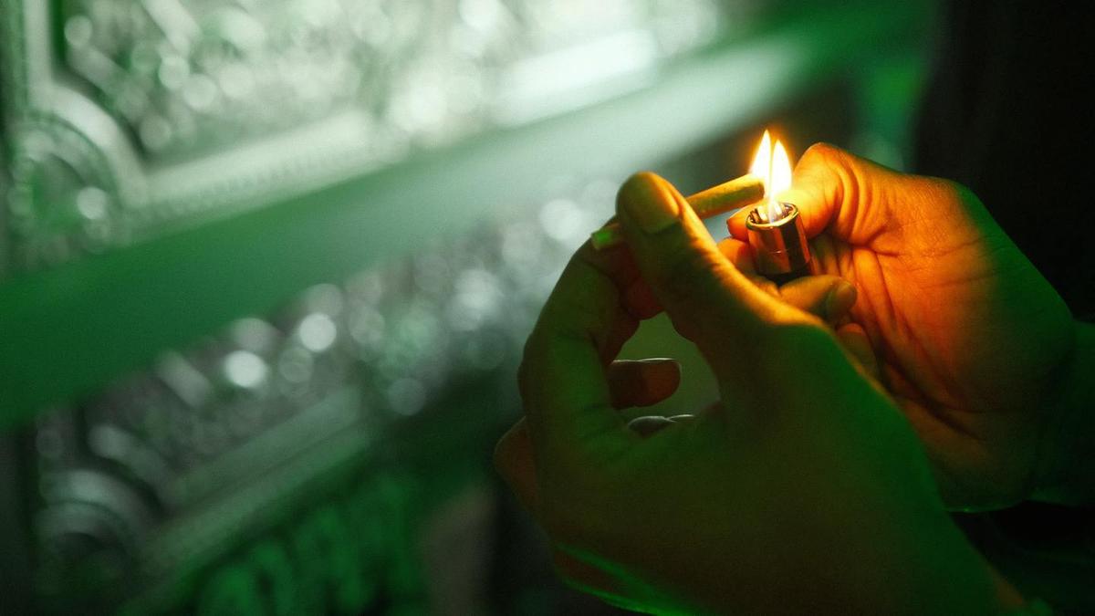 Bong vs. Joint: Exploring Two Popular Smoking Methods | Zen Leaf