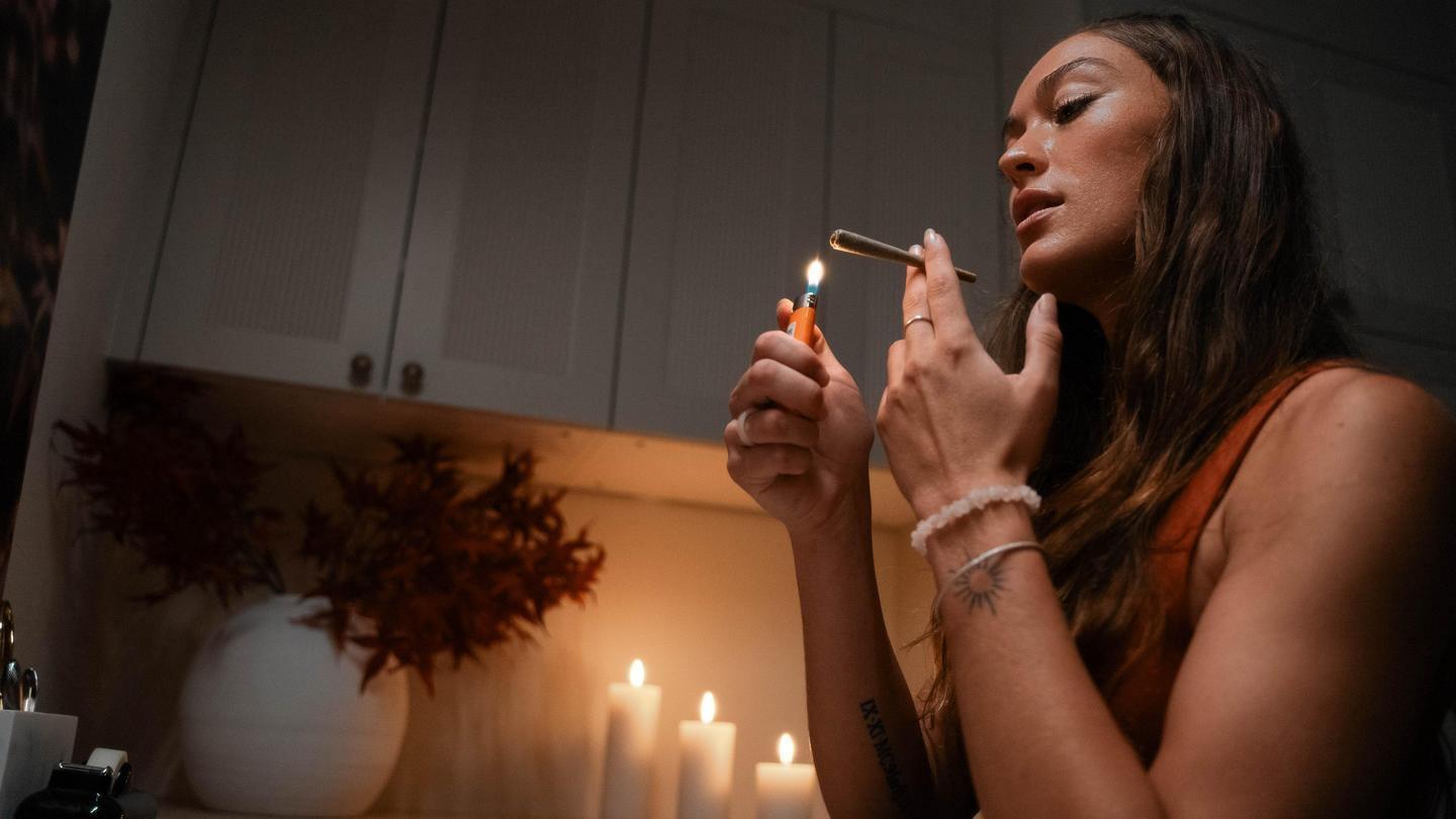 THC vs. CBN: Comparing Effects, Benefits, Uses, & Legality